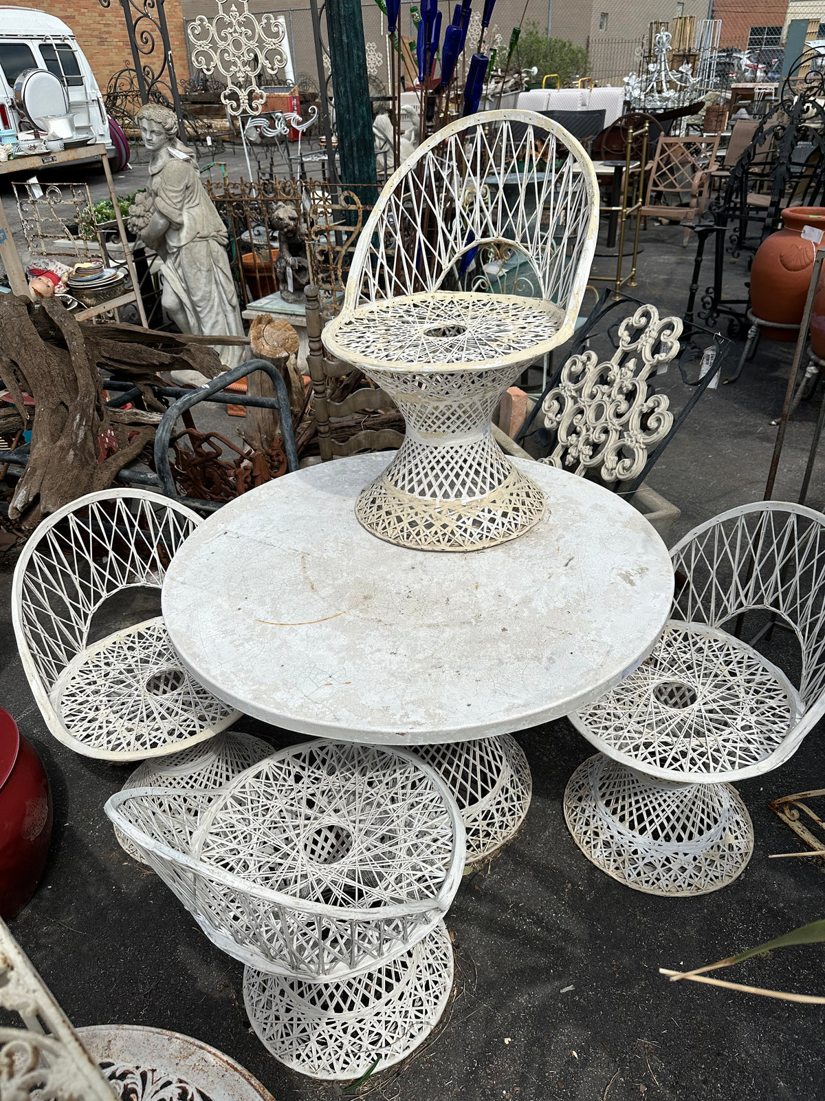WOODARD FIBERGLASS ROUND TABLE AND CHAIRS — Lots of Furniture