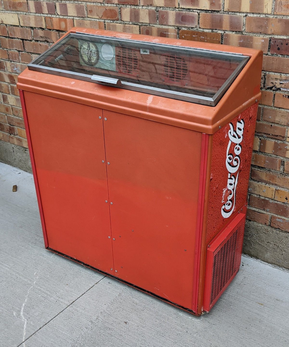 COCA COLA VENDING MACHINE — Lots of Furniture