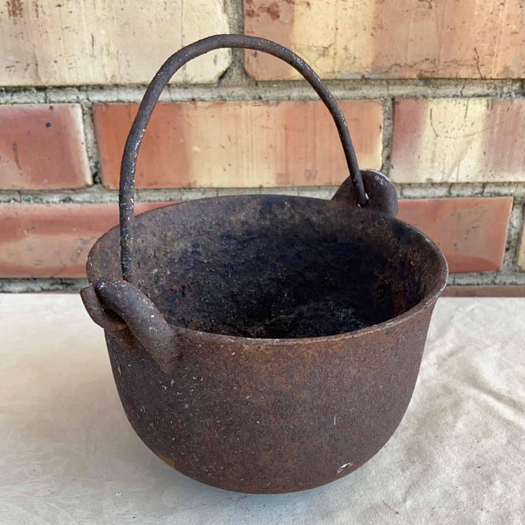 SMALL CAST IRON POT — Lots of Furniture